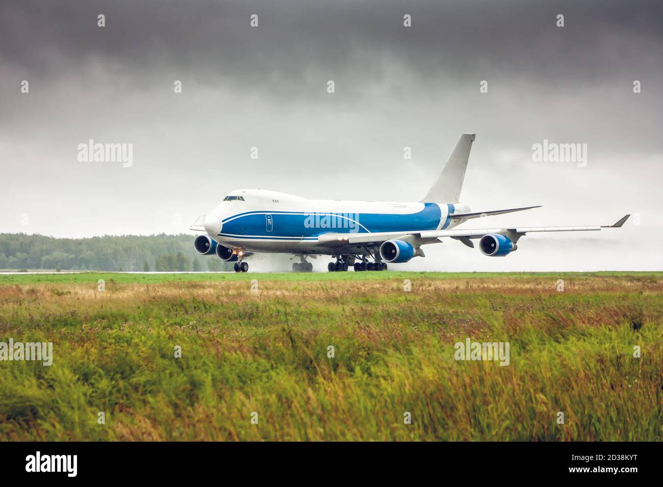 Airplane landing in heavy rain hi-res stock photography and images - Alamy