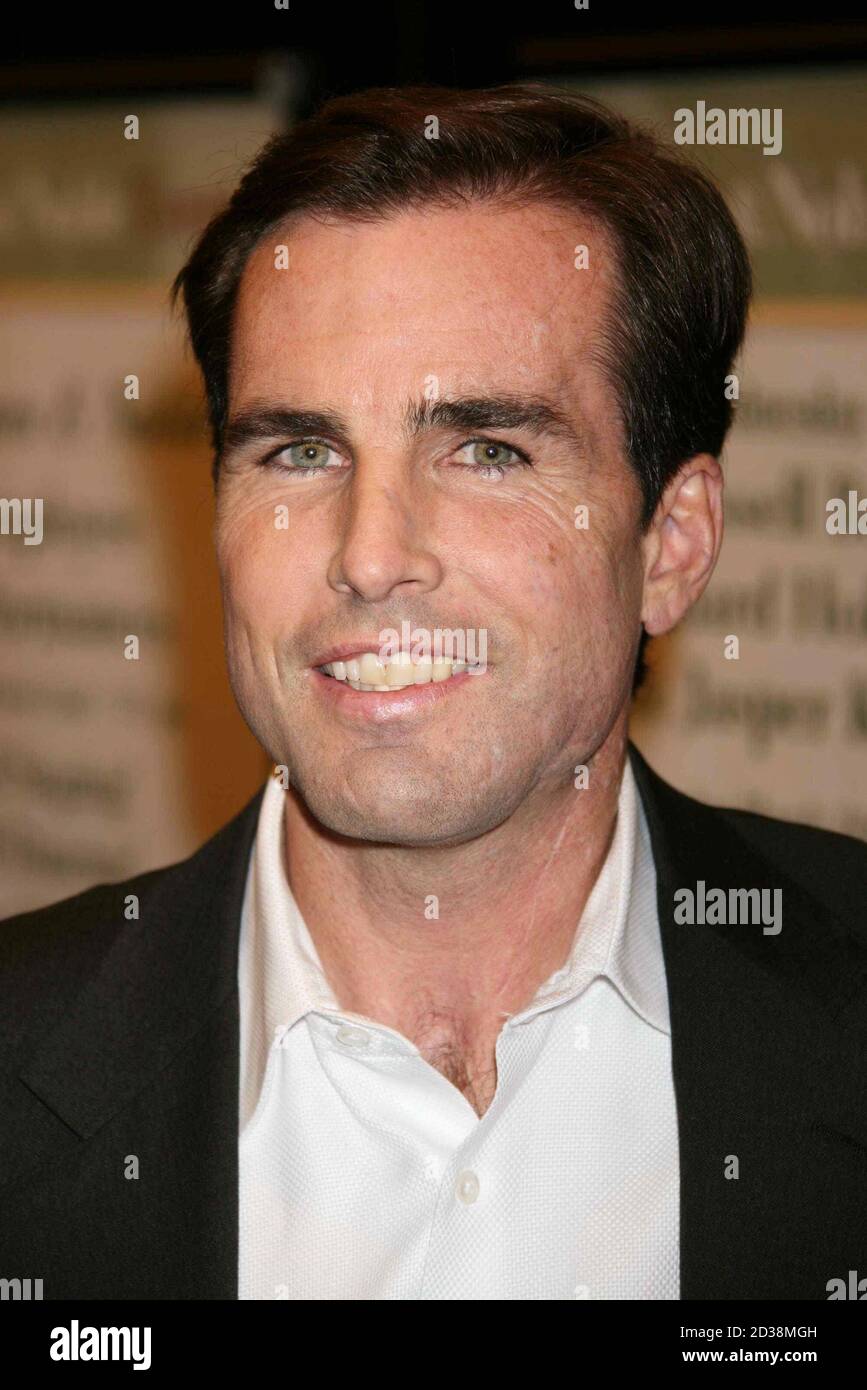 Bob Woodruff at bookstore appearance signing "In an Instant: A Family's ...
