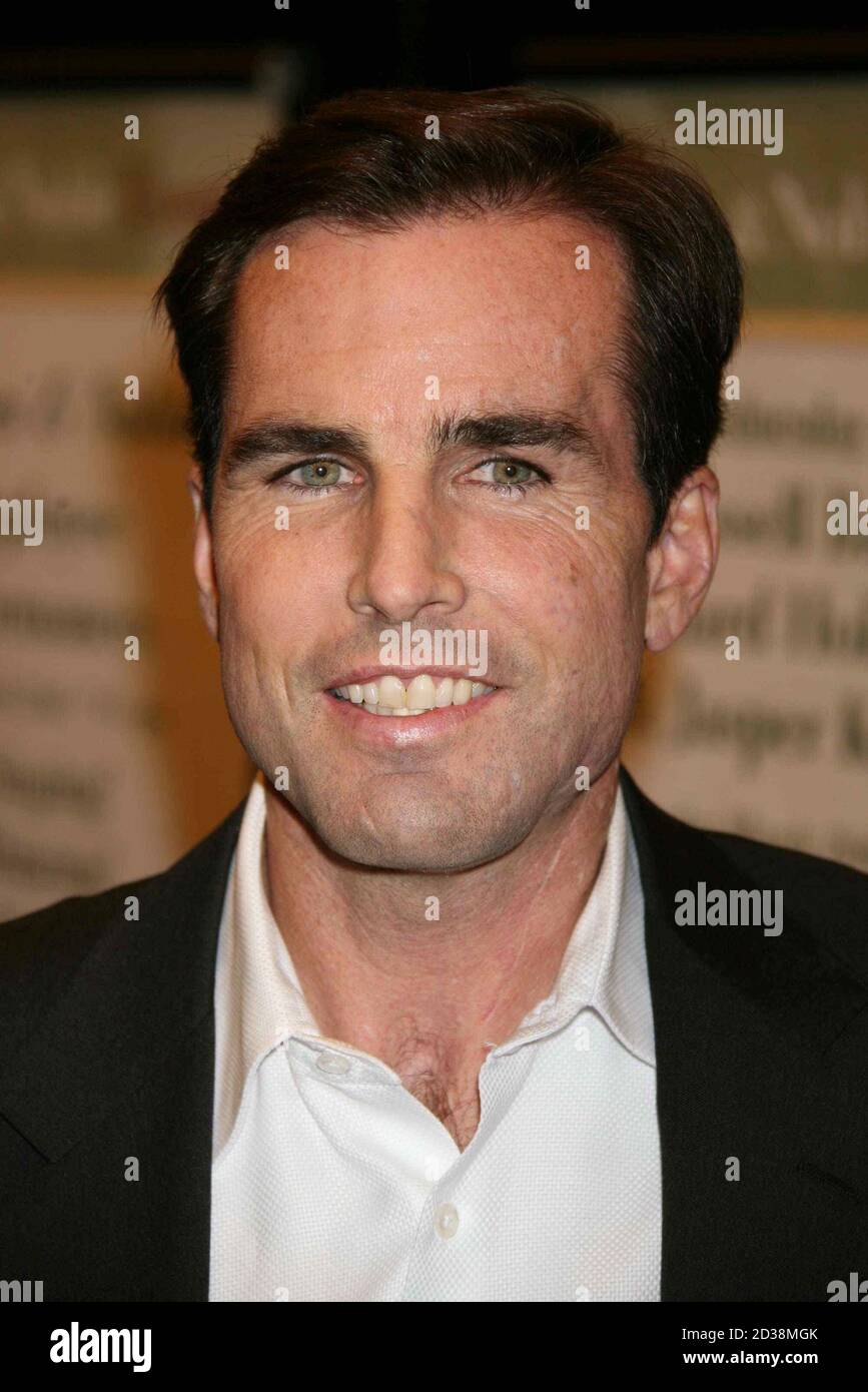 Bob Woodruff at bookstore appearance signing "In an Instant: A Family's ...