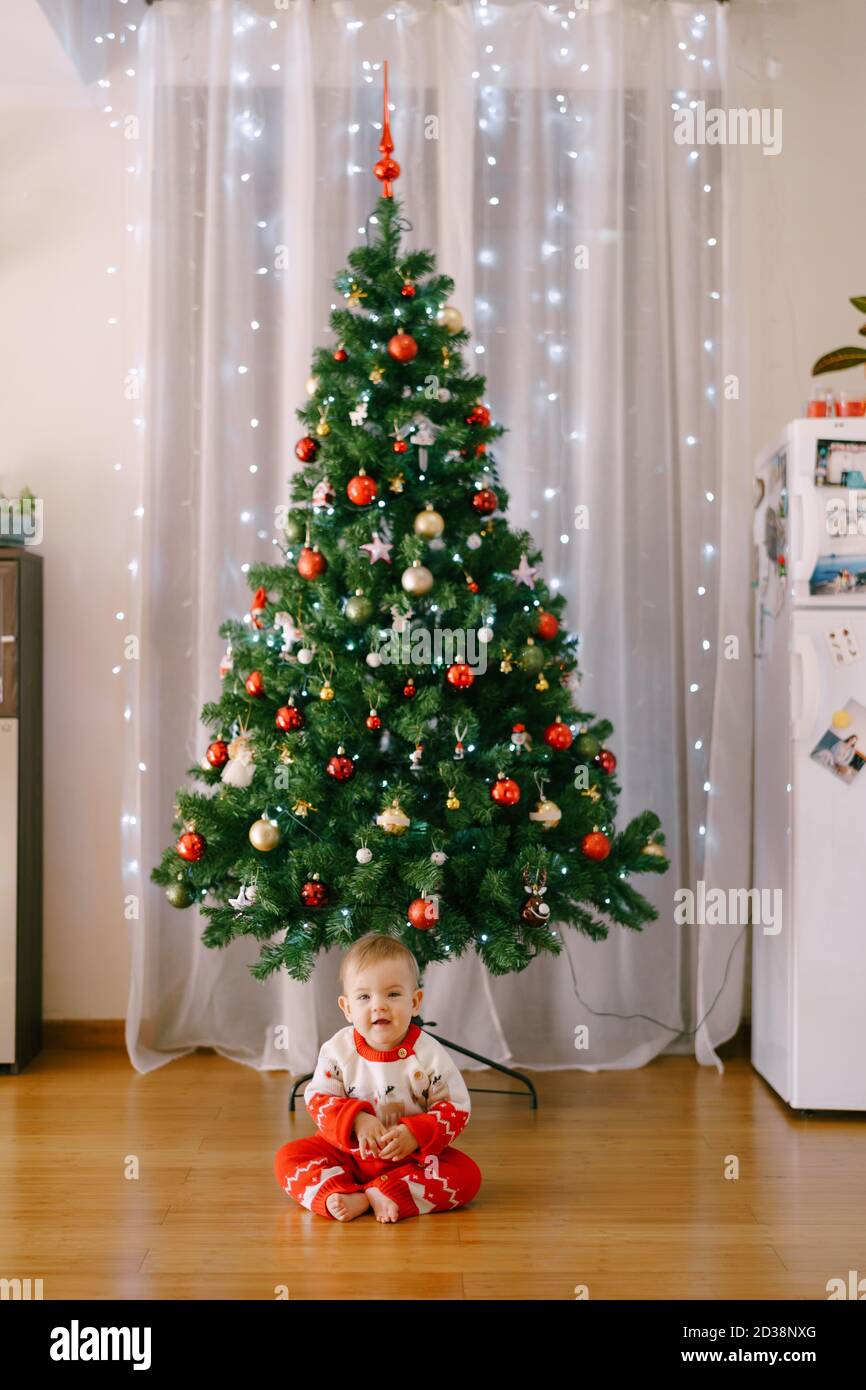 Baby under a christmas tree hi-res stock photography and images - Alamy