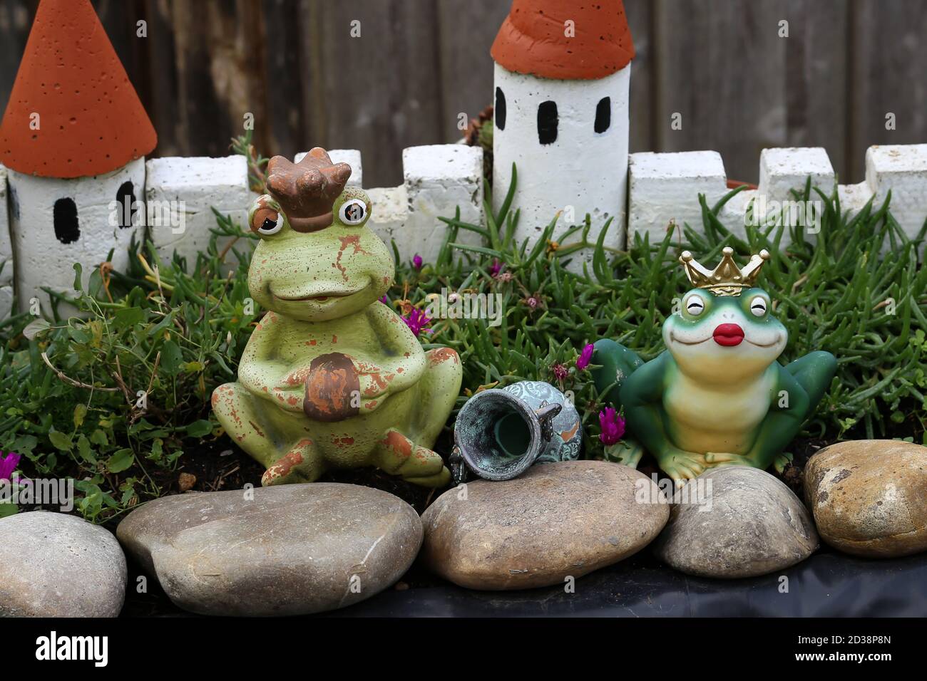 Decorative frogs hi-res stock photography and images - Alamy