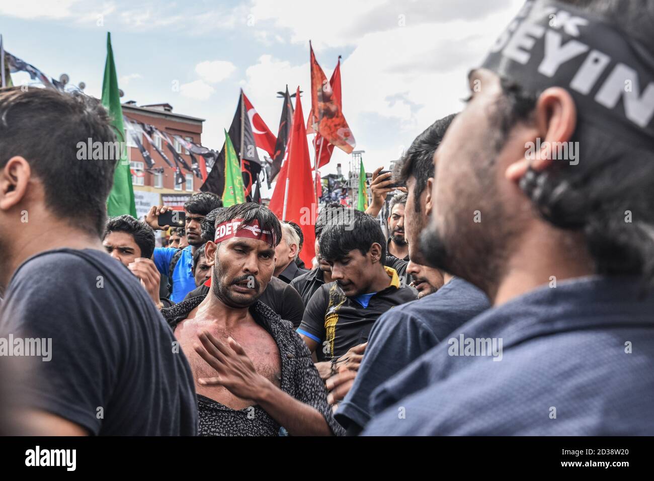 Pakistani shiite muslims hi-res stock photography and images - Alamy
