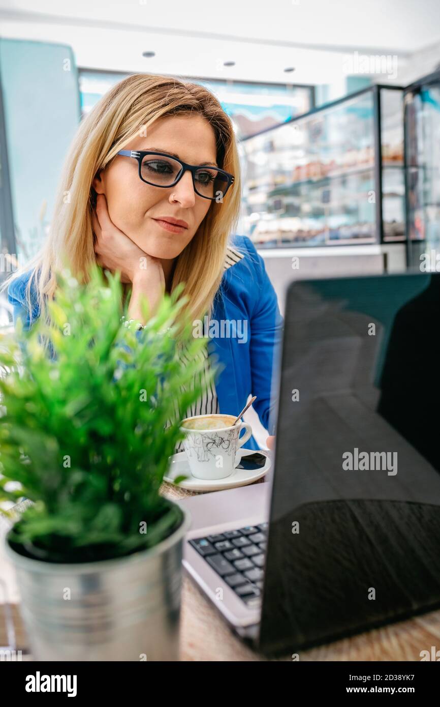 Coworking bio hi-res stock photography and images - Alamy