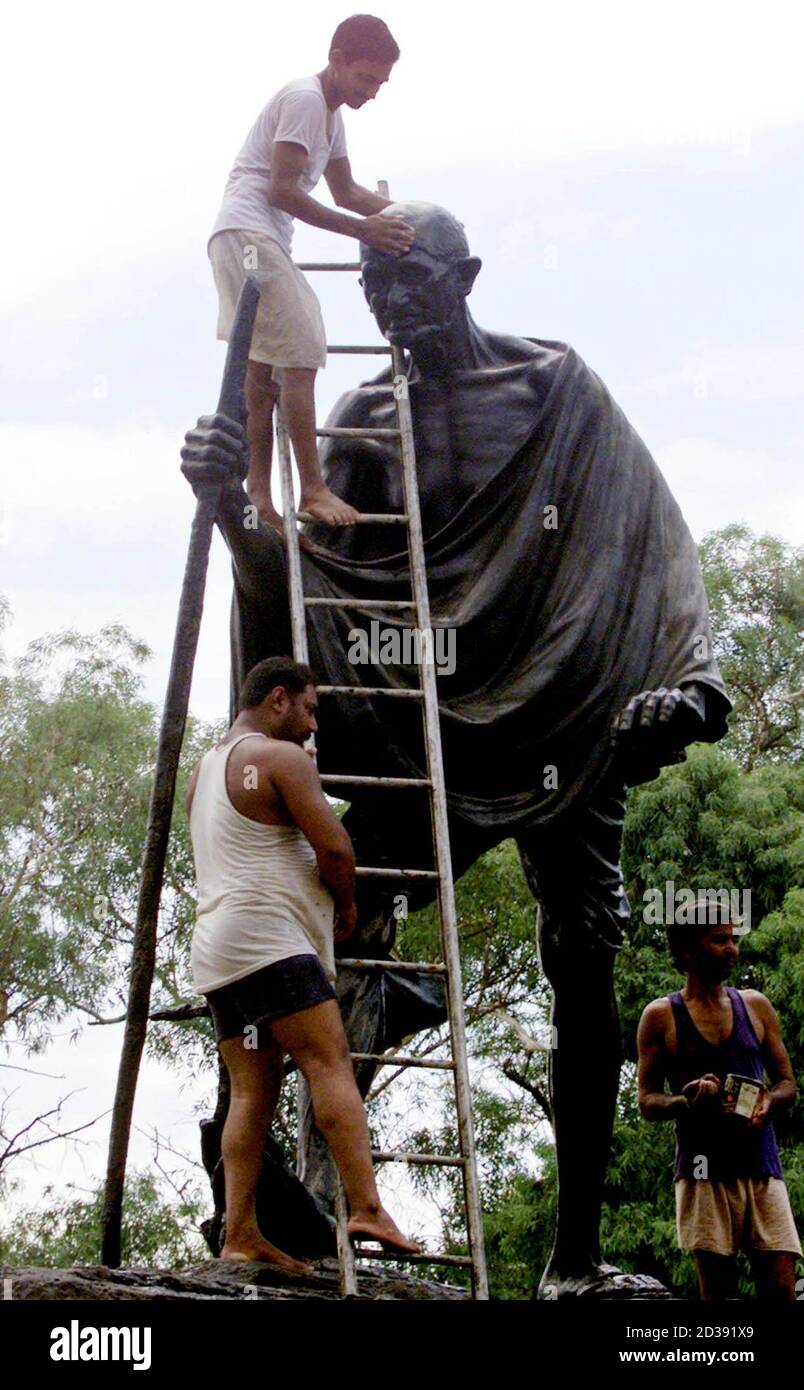 Mahatma gandhi statue agra hi-res stock photography and images - Alamy