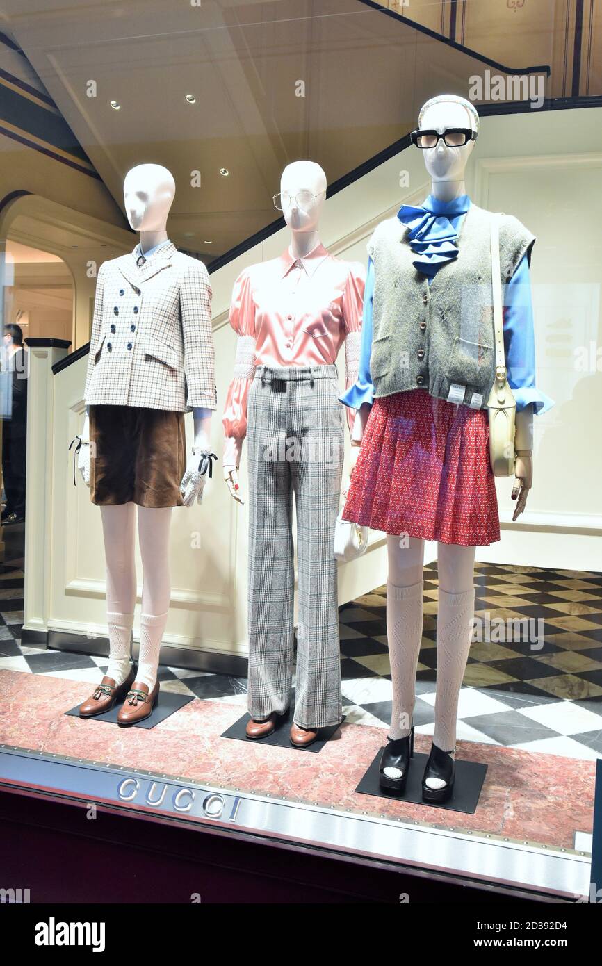 SHOWCASE OF GUCCI FASHION BOUTIQUE Stock Photo - Alamy
