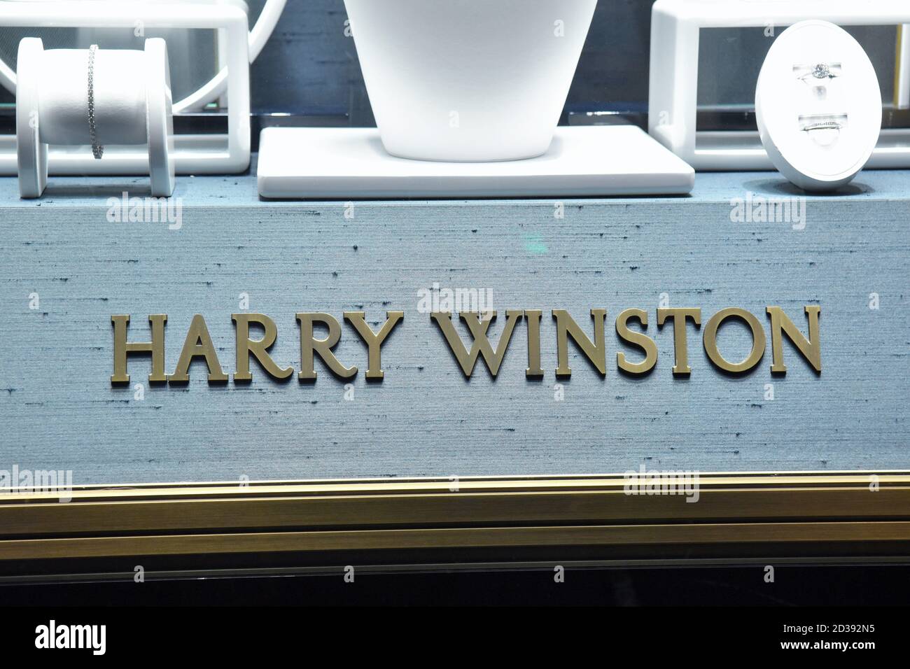 THE SIGN OF THE HARRY WINSTON FASHION JEWELRY Stock Photo - Alamy