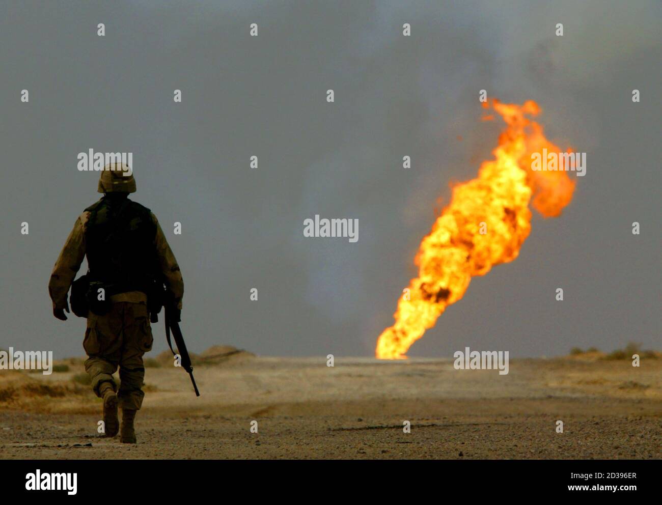 Rumaila oilfields hi-res stock photography and images - Alamy