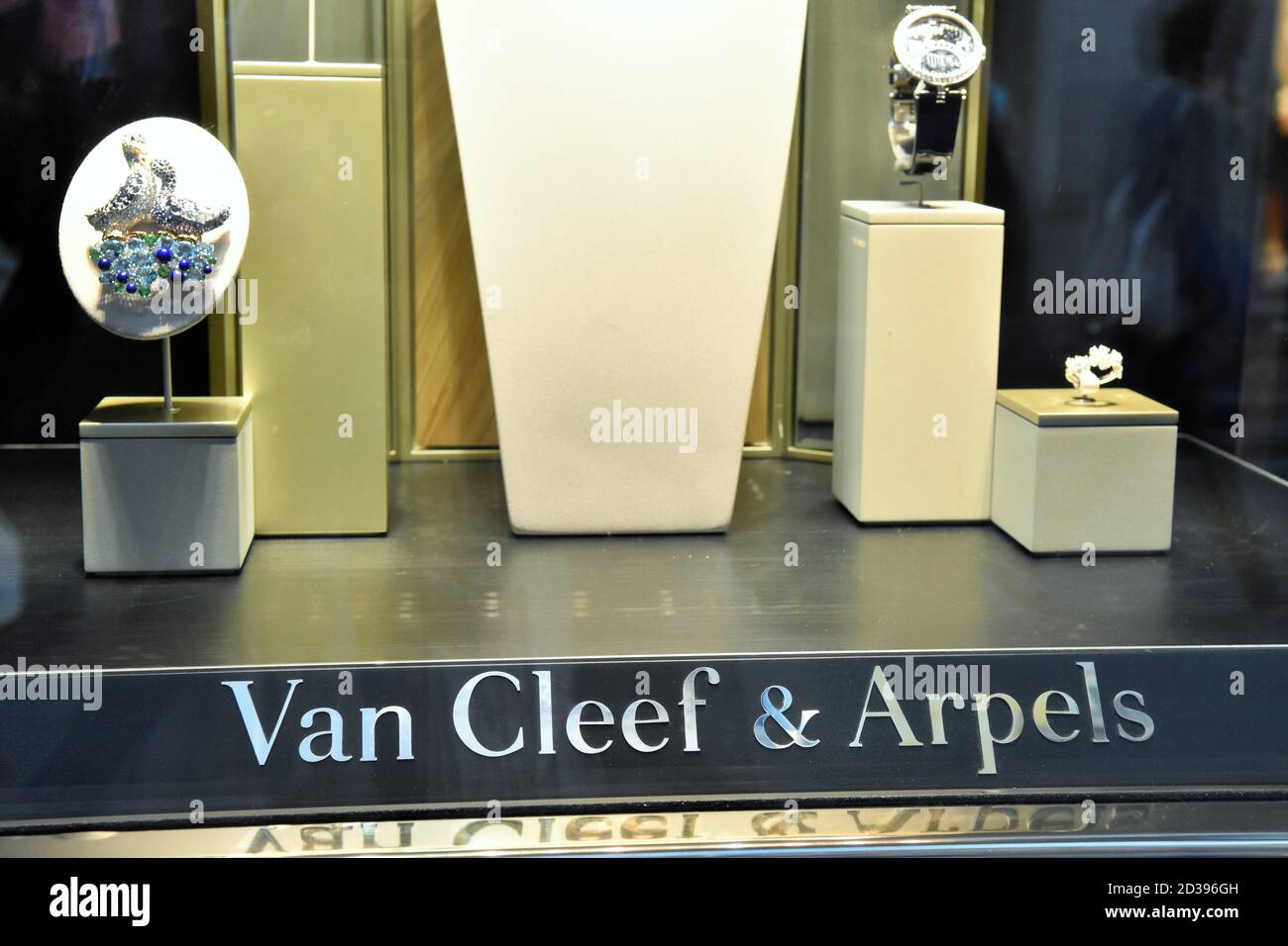 A SHOWCASE OF VAN CLEEF & ARPELS JEWERLY BOUTIQUE Stock Photo - Alamy