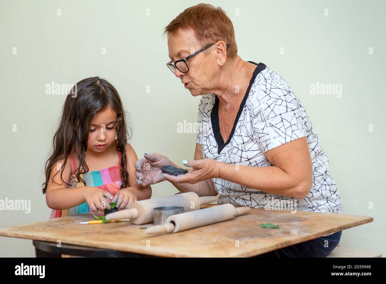 Grandparent and children crafts hi-res stock photography and images - Alamy