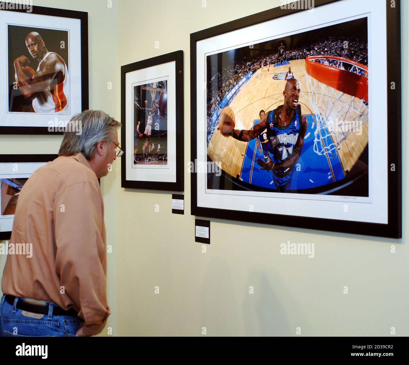 Diverse group of people mike hi-res stock photography and images - Alamy