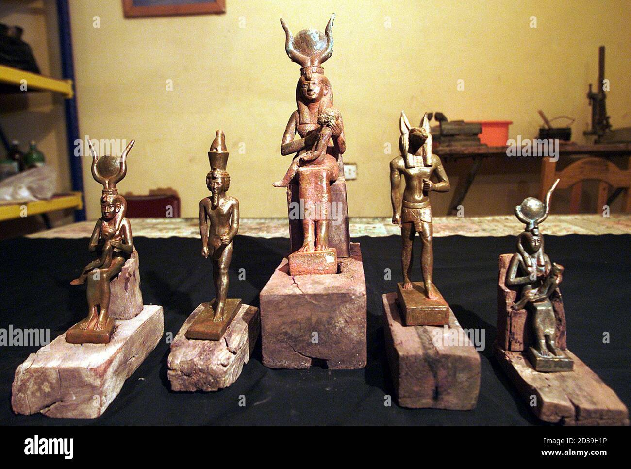 Statues of egyptian gods hi-res stock photography and images - Alamy