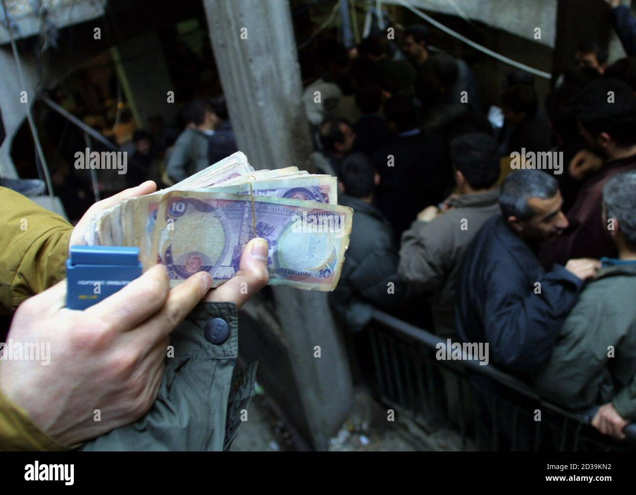 Iraq currency hi-res stock photography and images - Alamy