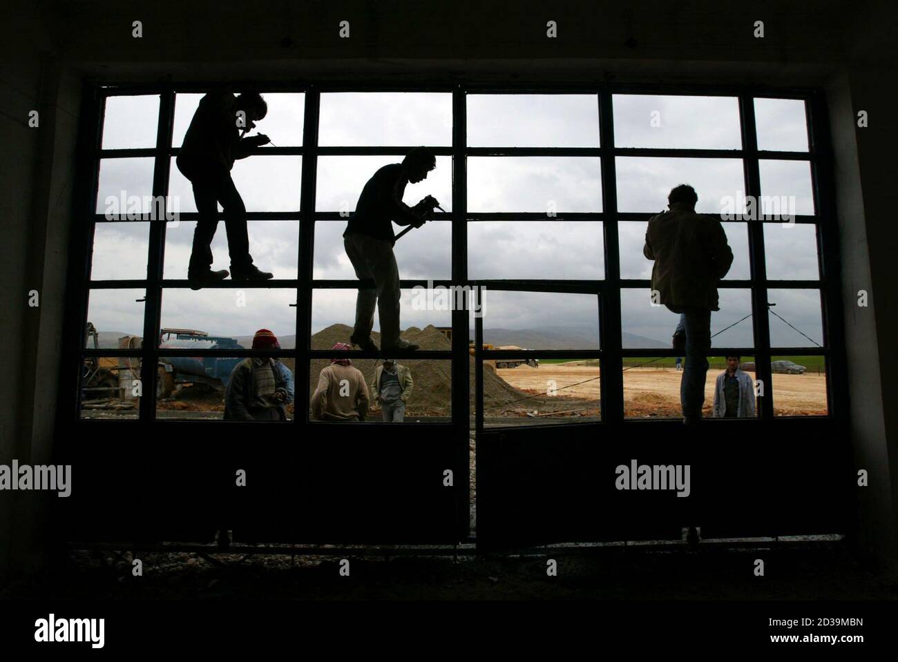 Iraqi construction workers hi-res stock photography and images - Alamy