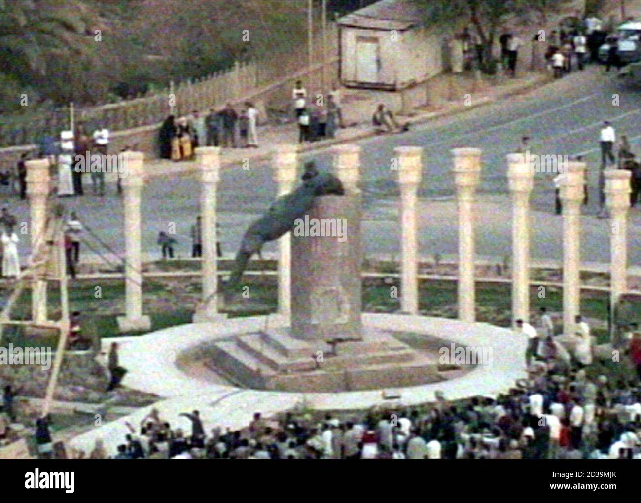 Topple statue of saddam hussein hi-res stock photography and images - Alamy