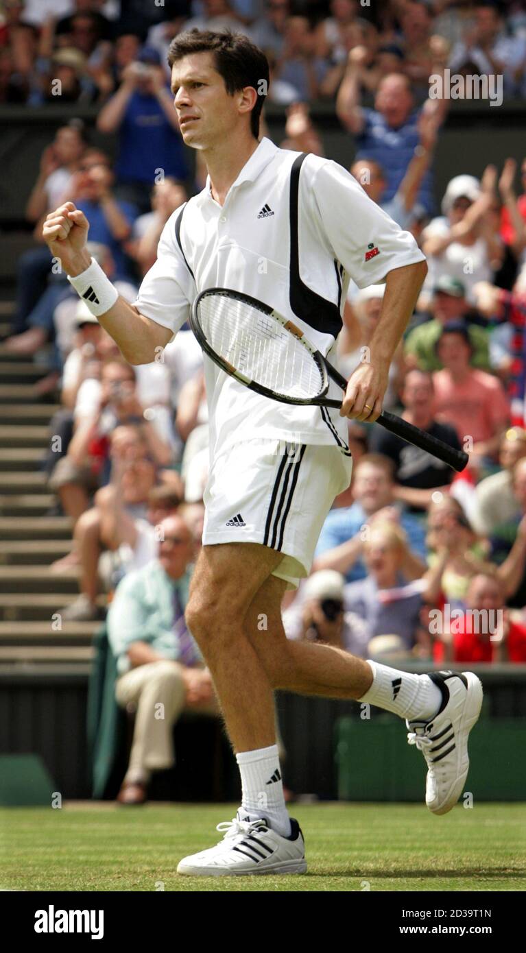 Tim henman celebrates winning point hi-res stock photography and images ...