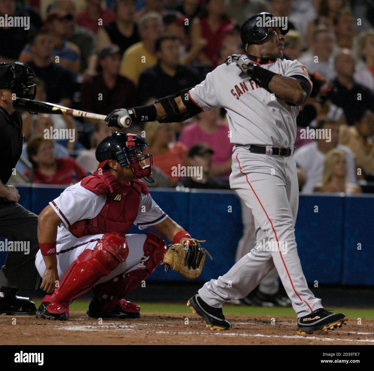 Atlanta braves catcher eddie perez hi-res stock photography and images ...