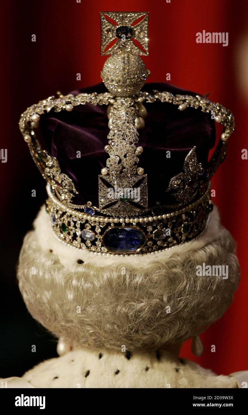 Queen elizabeth parliament crown hi-res stock photography and images ...