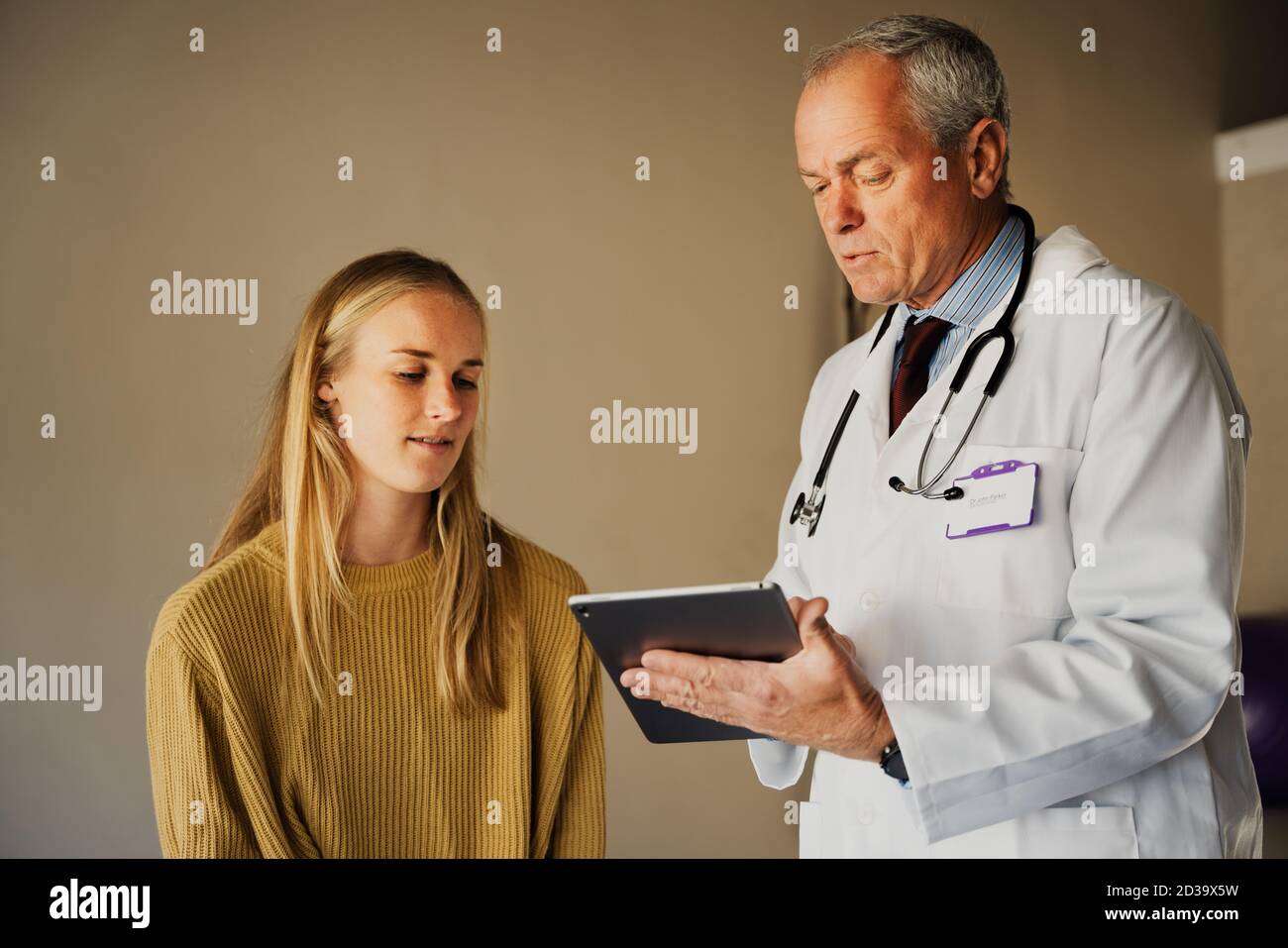 Doctor diagnosing patient hi-res stock photography and images - Alamy