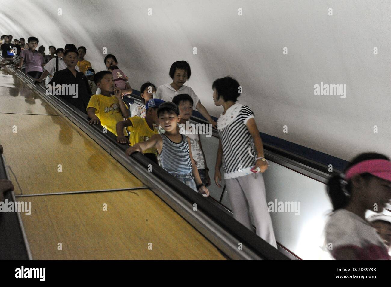 Passengers on escalator in metro hi-res stock photography and images ...