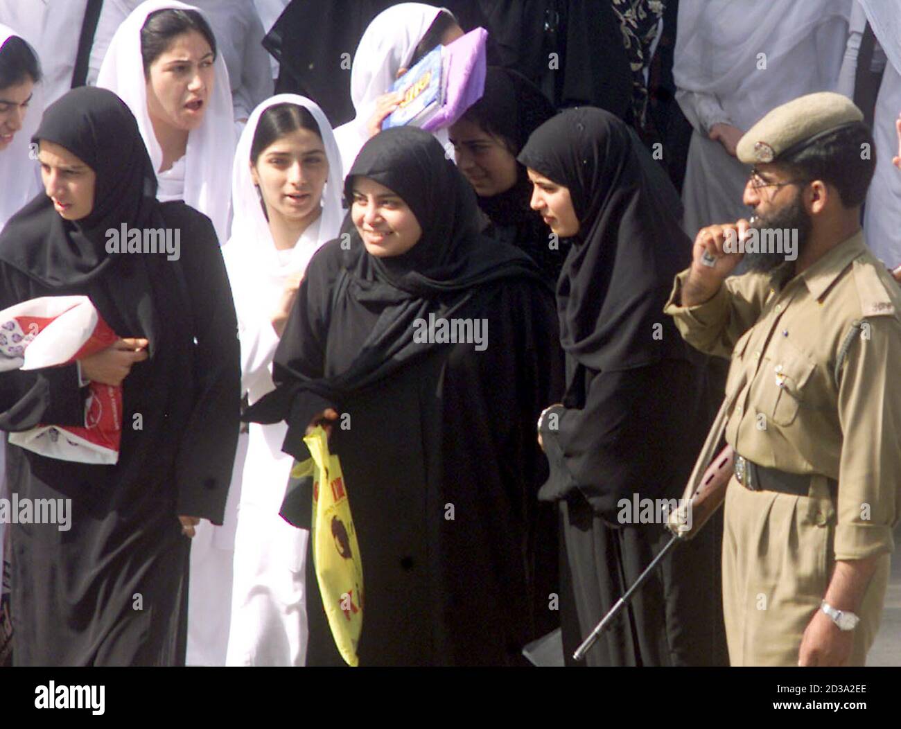 Veiled indian women hi-res stock photography and images - Alamy