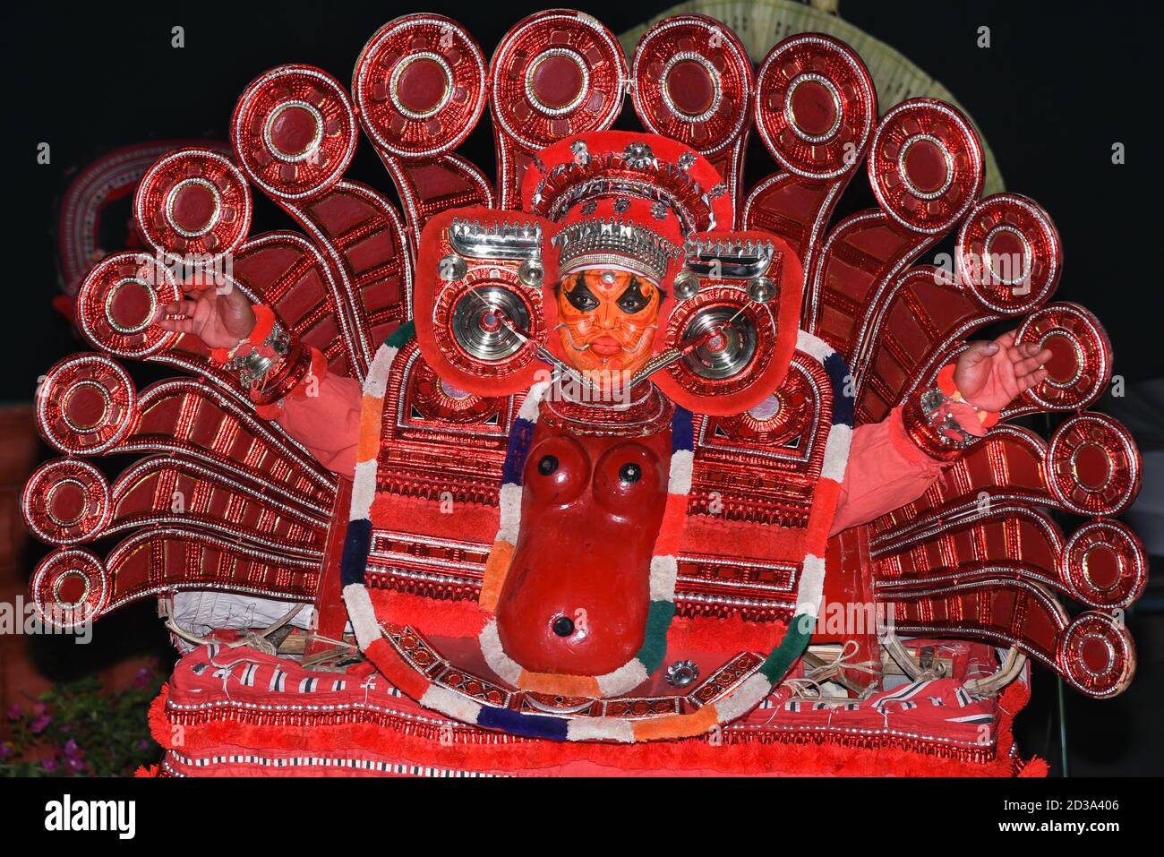 THRIPPUNITHURA, INDIA Onam Men dressed as theyyam Theyam, Theyyattam ...