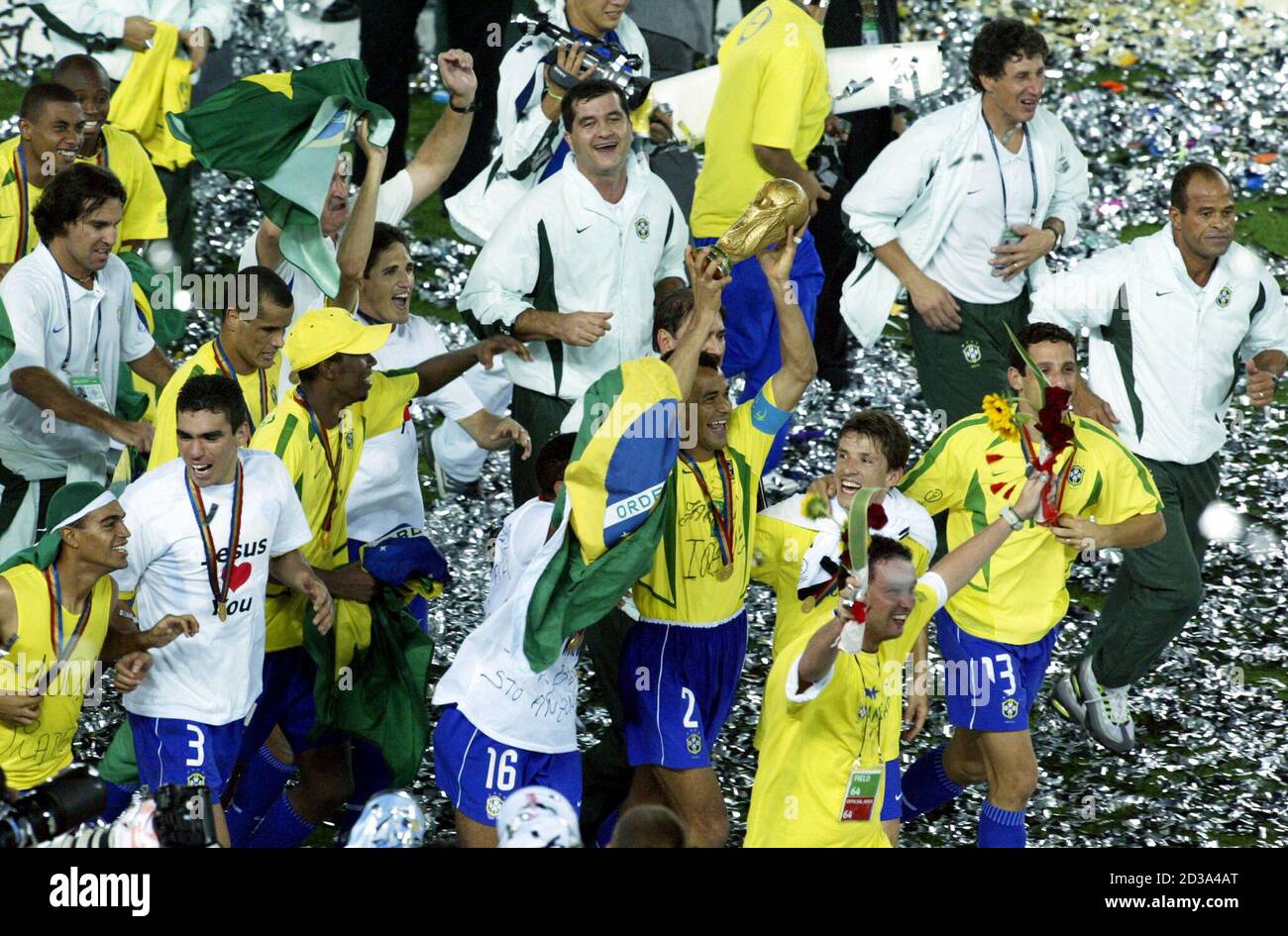 Brazil world cup final 2002 trophy hi-res stock photography and images ...