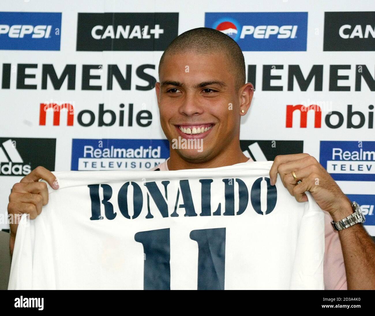 Ronaldo shirt off hi-res stock photography and images - Alamy