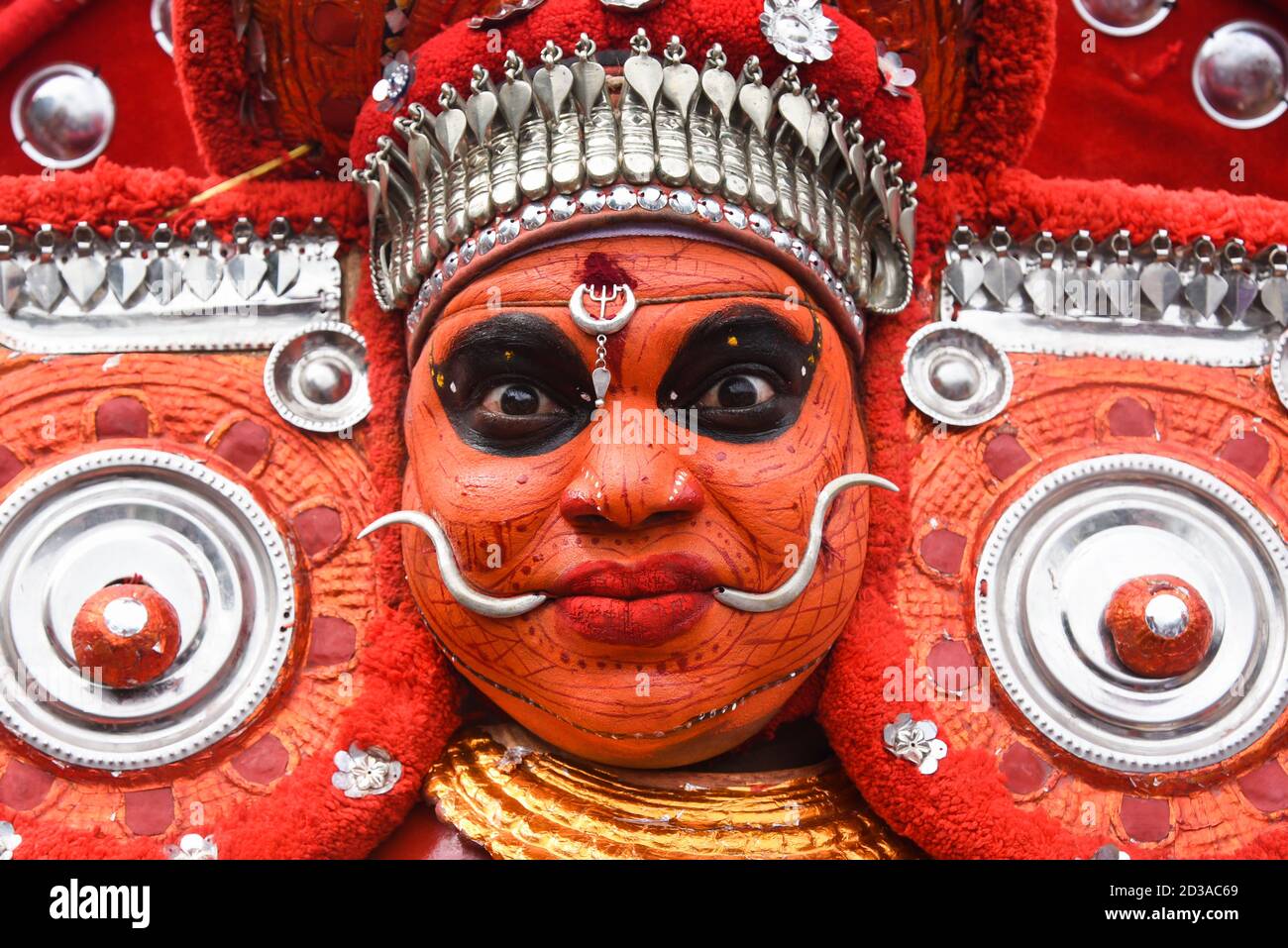 THRIPPUNITHURA, INDIA Onam Men dressed as theyyam Theyam, Theyyattam ...
