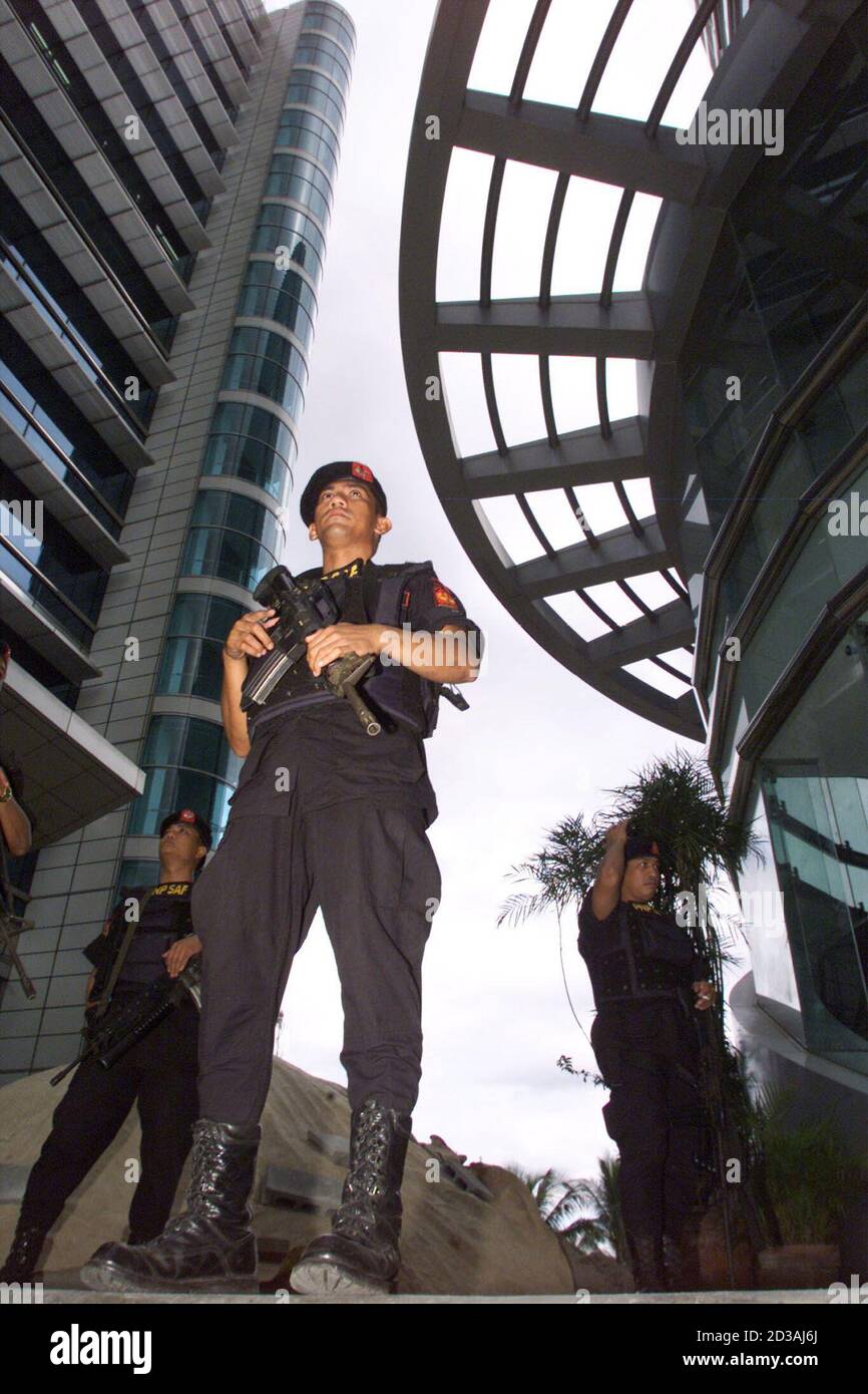 Philippines police stand guard in front hi-res stock photography and ...