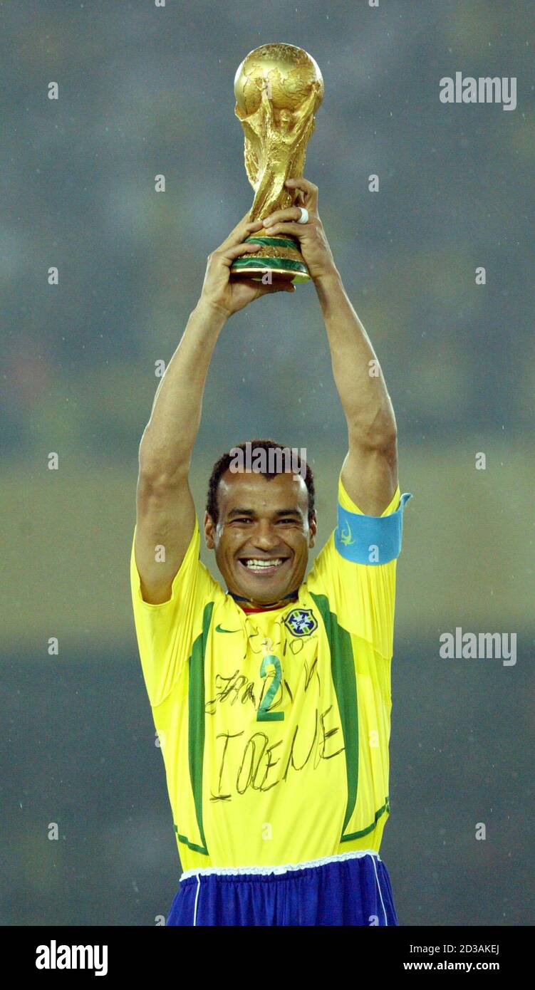 Brazil world cup 2002 final trophy hi-res stock photography and images ...