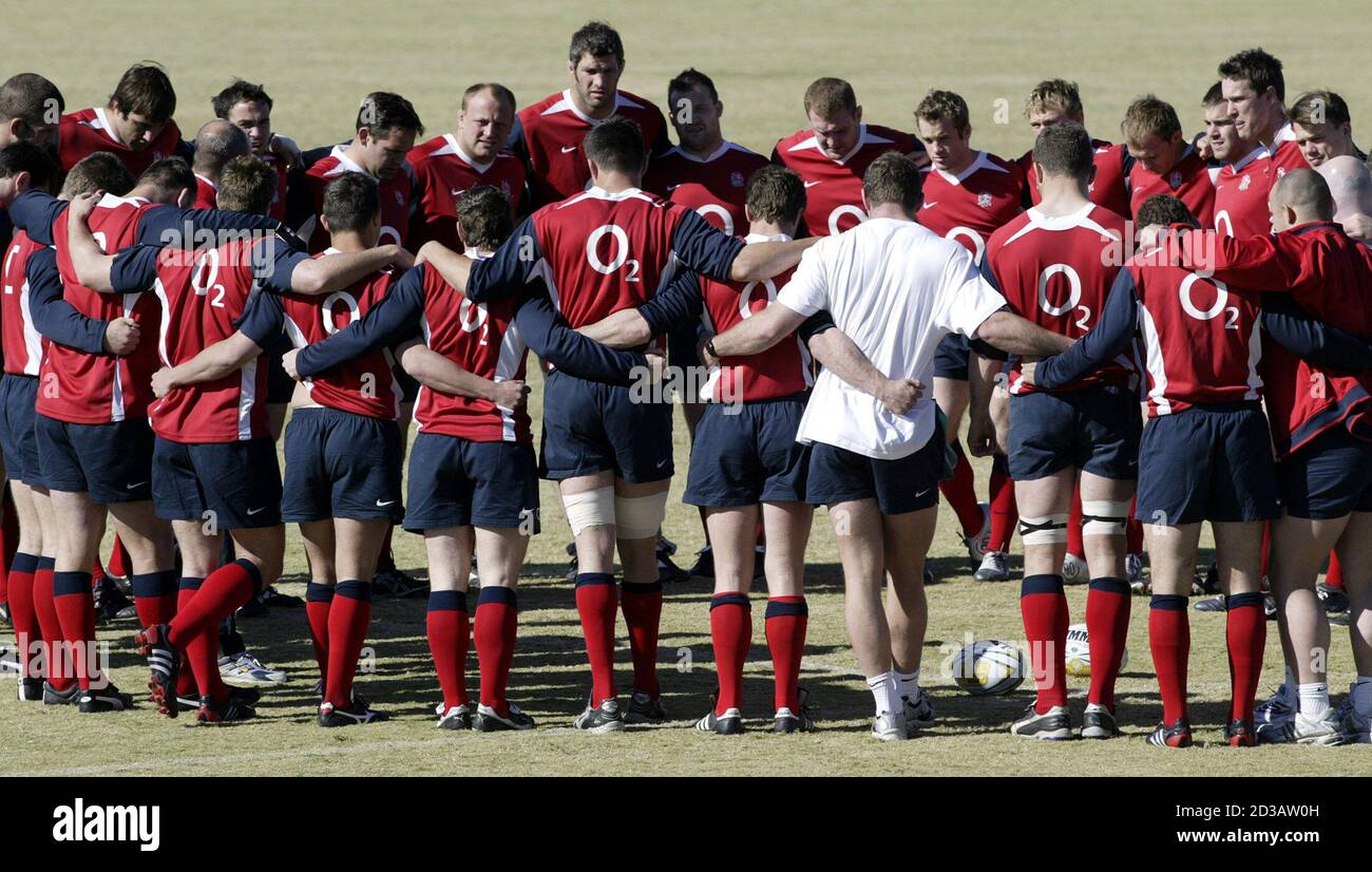England rugby team huddle hi-res stock photography and images - Alamy