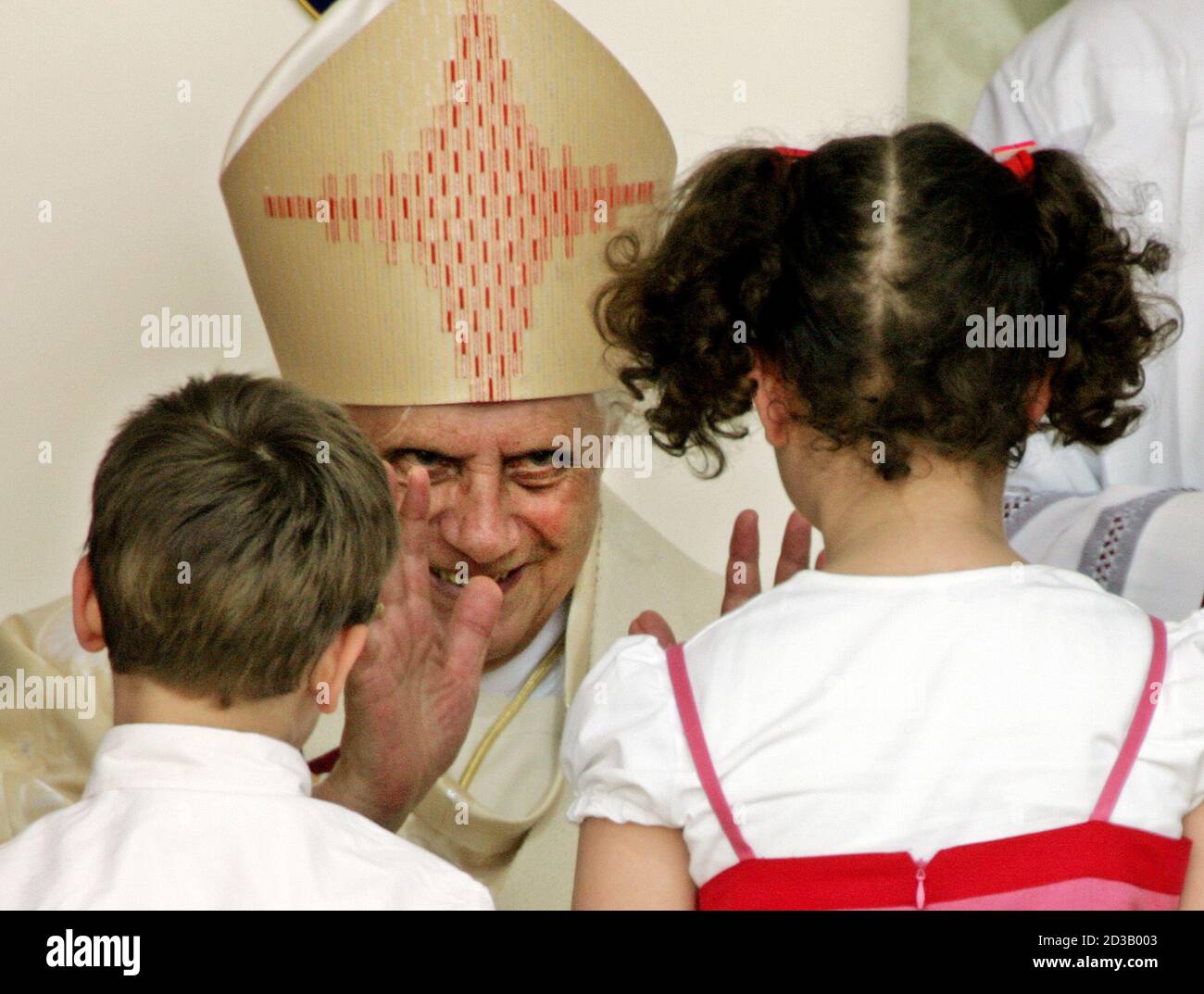 Offertory at mass hi-res stock photography and images - Alamy