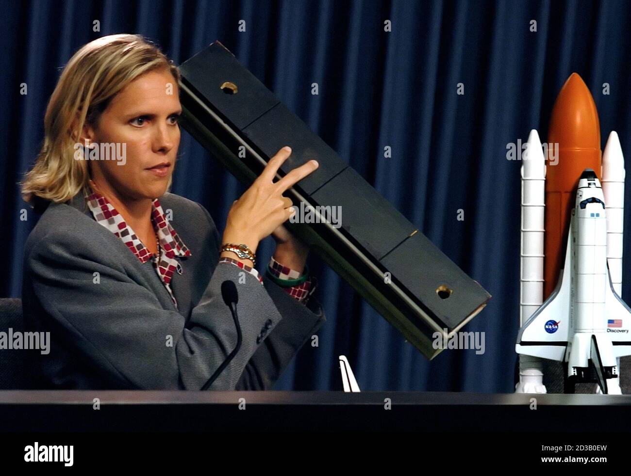 Space shuttle tile hi-res stock photography and images - Alamy