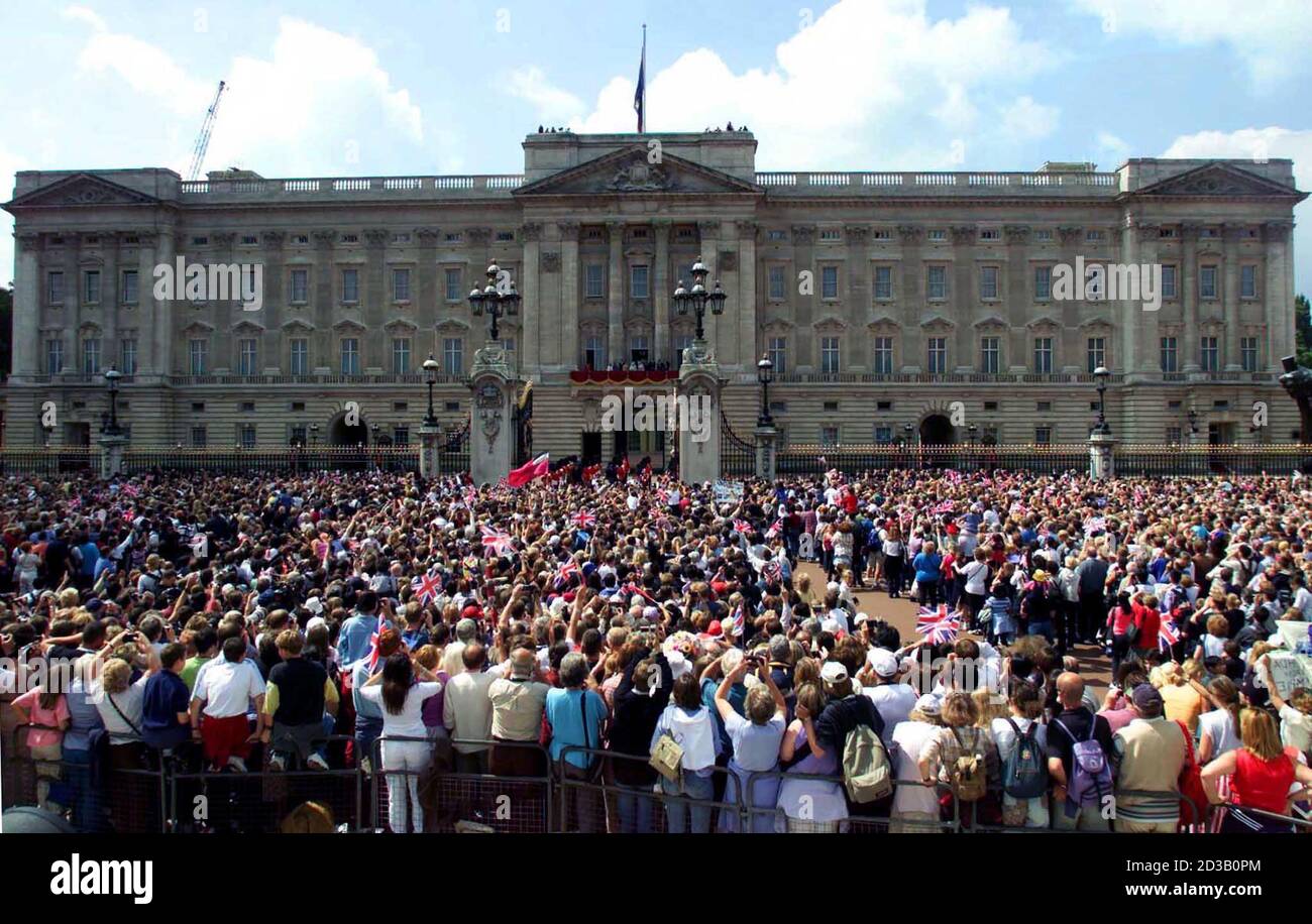 Balcony, buckingham palace, gates hi-res stock photography and images ...