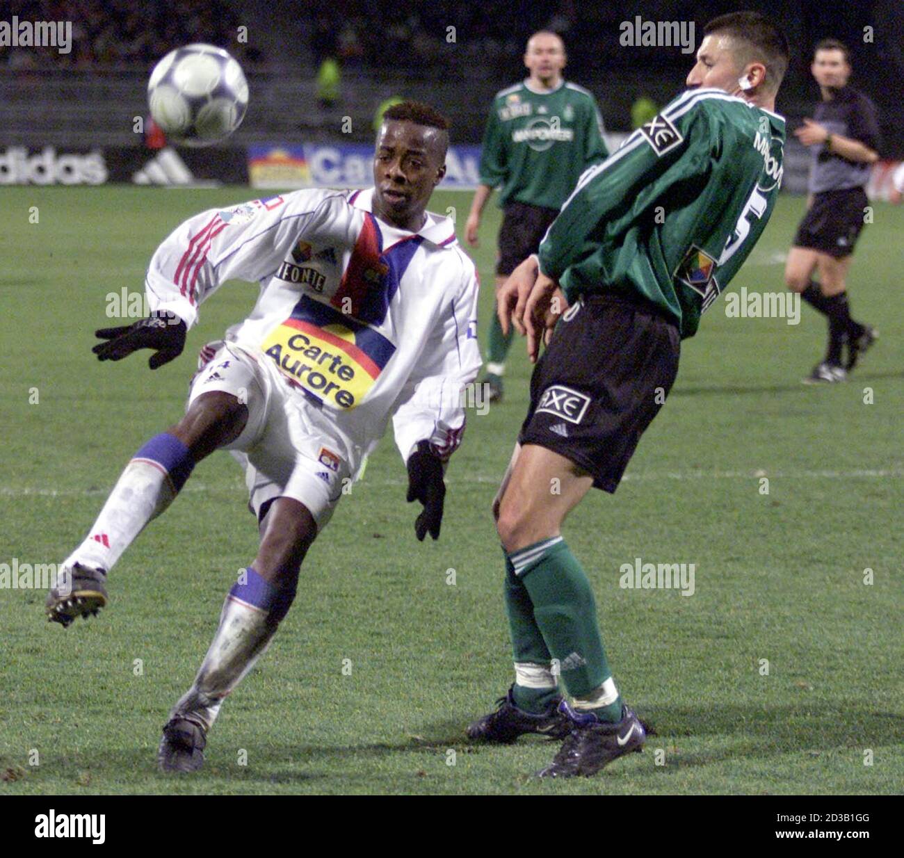 Sidney govou lyon fights ball High Resolution Stock Photography and ...