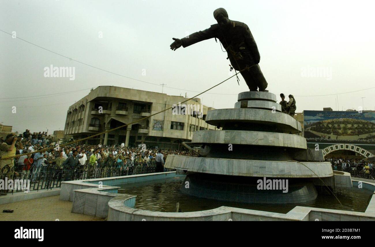 Saddam hussein statue april 2003 hi-res stock photography and images ...
