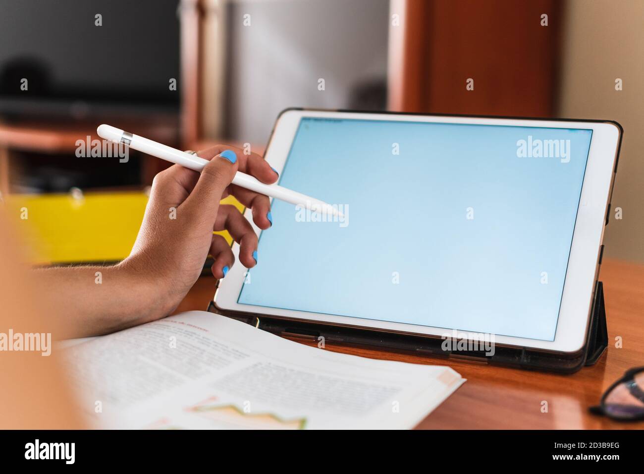 Hand with a digital pen writing on a tablet Stock Photo - Alamy