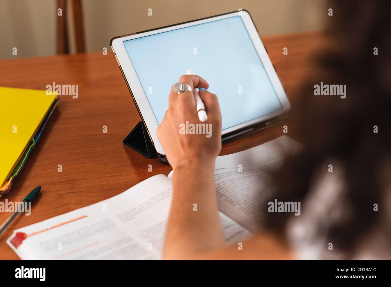 Hand with a digital pen writing on a tablet Stock Photo - Alamy