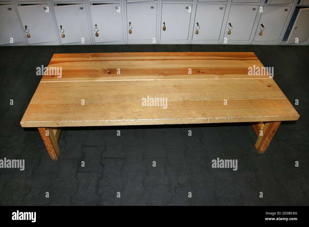 White iron decorative bench hi-res stock photography and images - Alamy