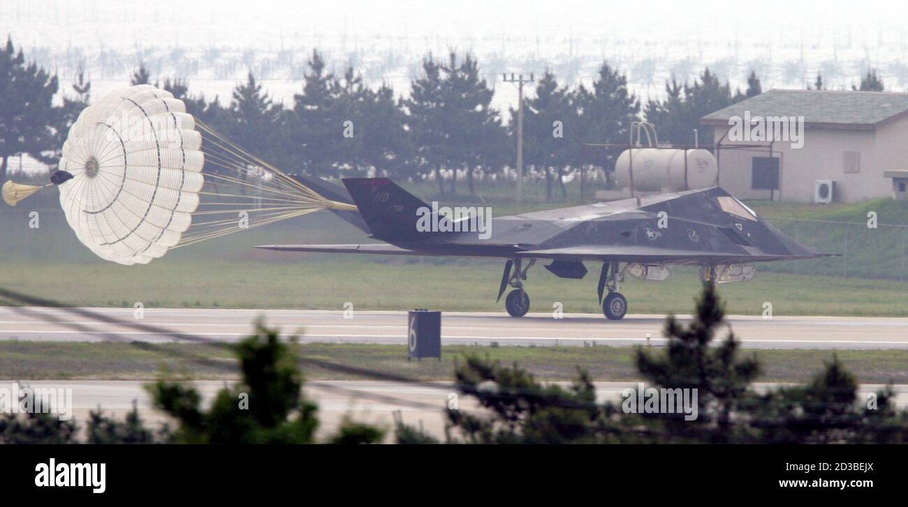 Nighthawk stealth fighter hi-res stock photography and images - Alamy