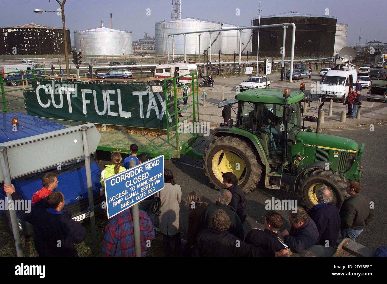 Fuel protests stanlow oil refinery hi-res stock photography and images ...