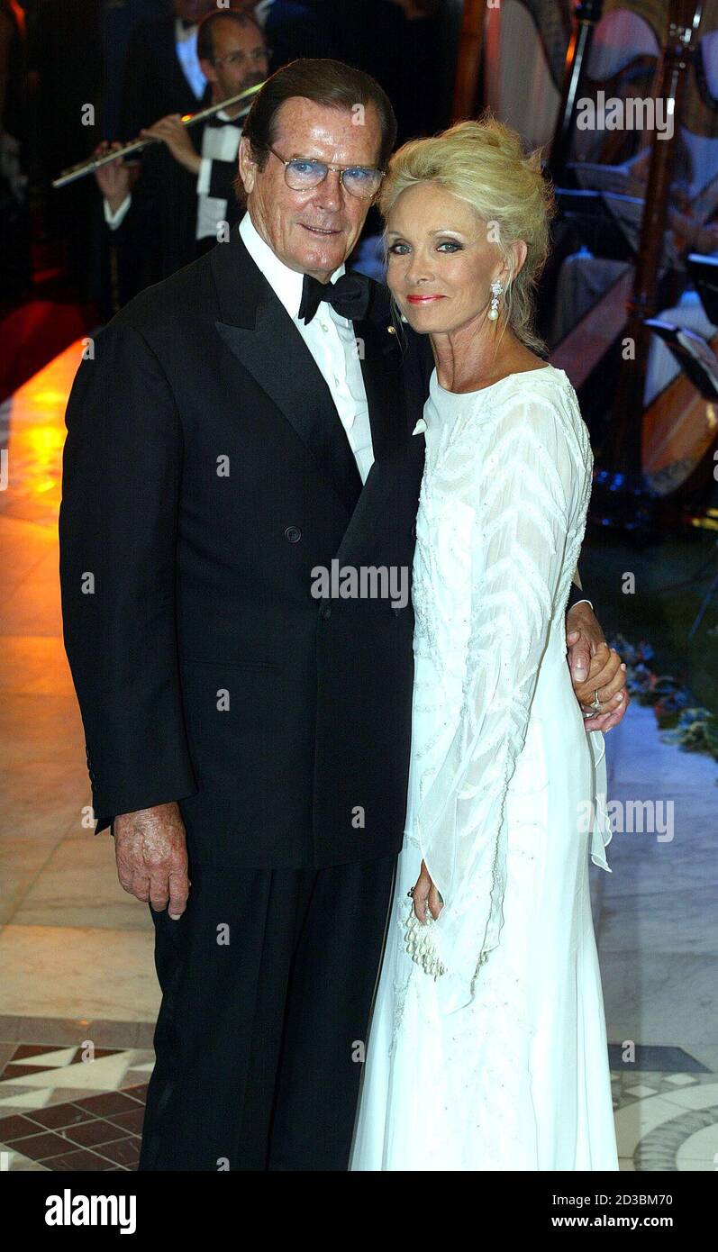 British actor roger moore arrives hi-res stock photography and images ...