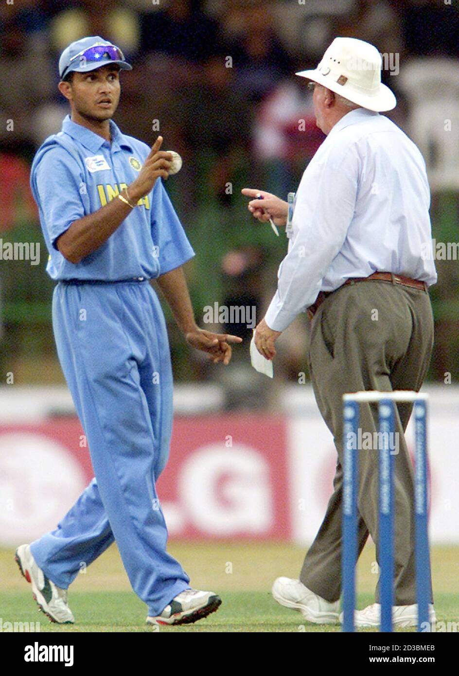 David shepherd cricket umpire hi-res stock photography and images - Alamy
