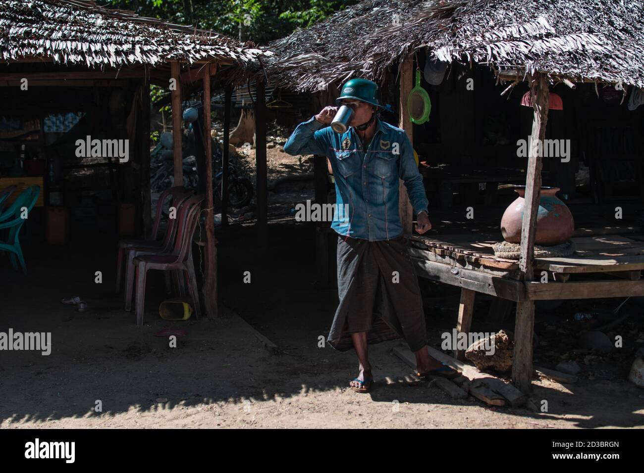 Longyi of burmese hi-res stock photography and images - Alamy