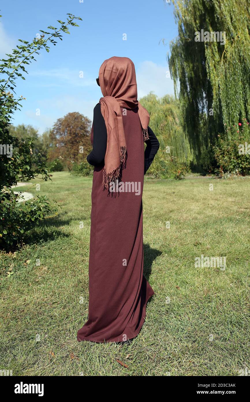 Muslim girl back hi-res stock photography and images - Alamy