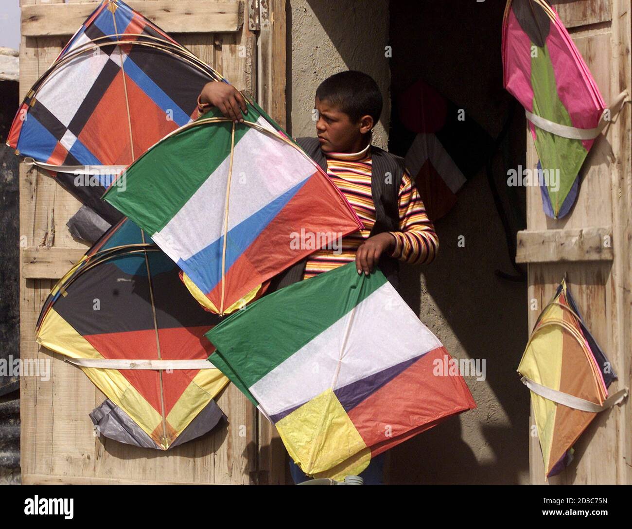 Flying a kite afghanistan hi-res stock photography and images - Alamy
