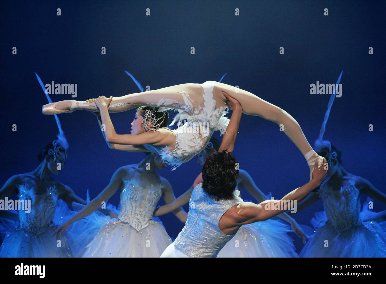 Acrobatic ballet hi-res stock photography and images - Alamy