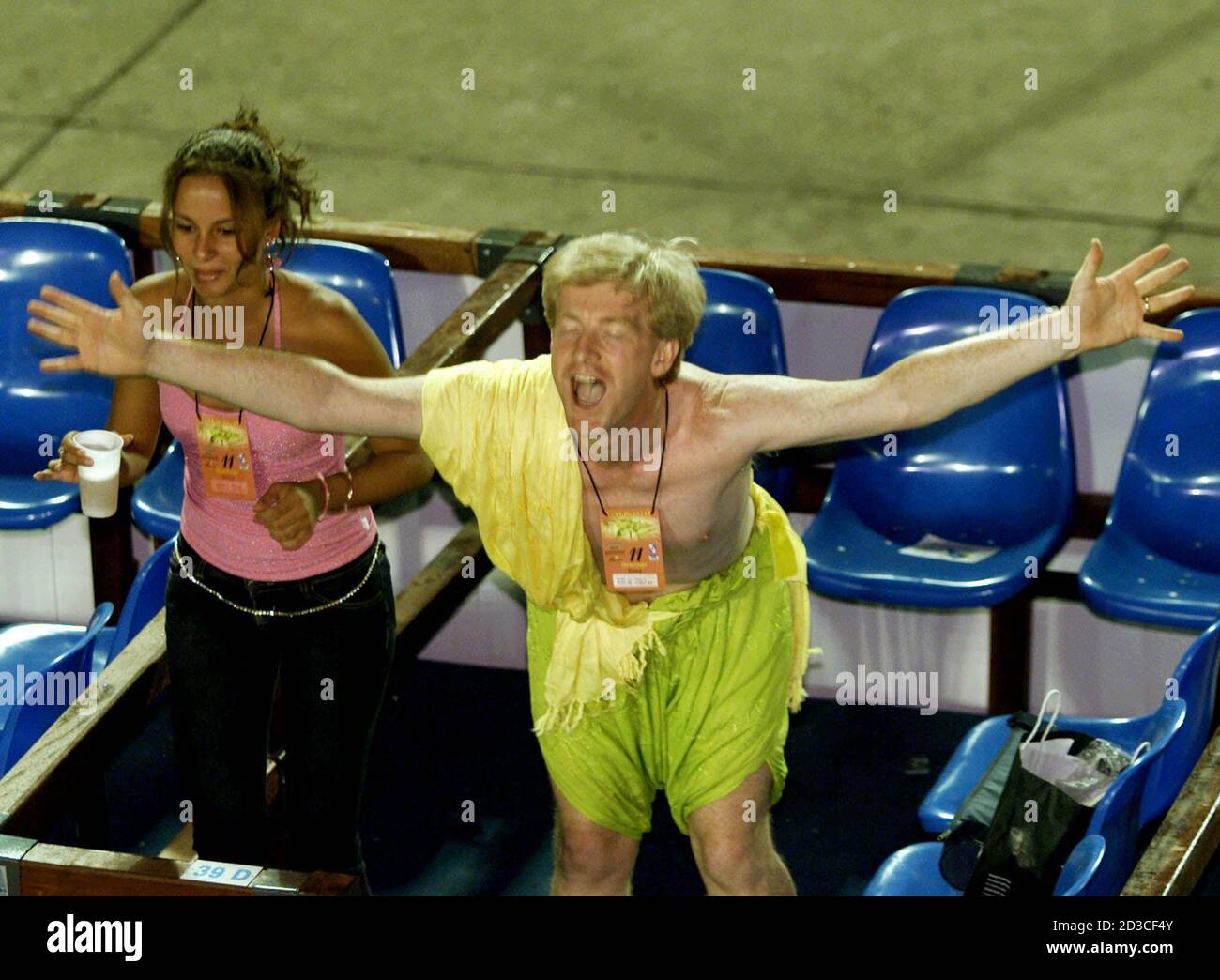 Stadium filled with spectators hi-res stock photography and images - Alamy