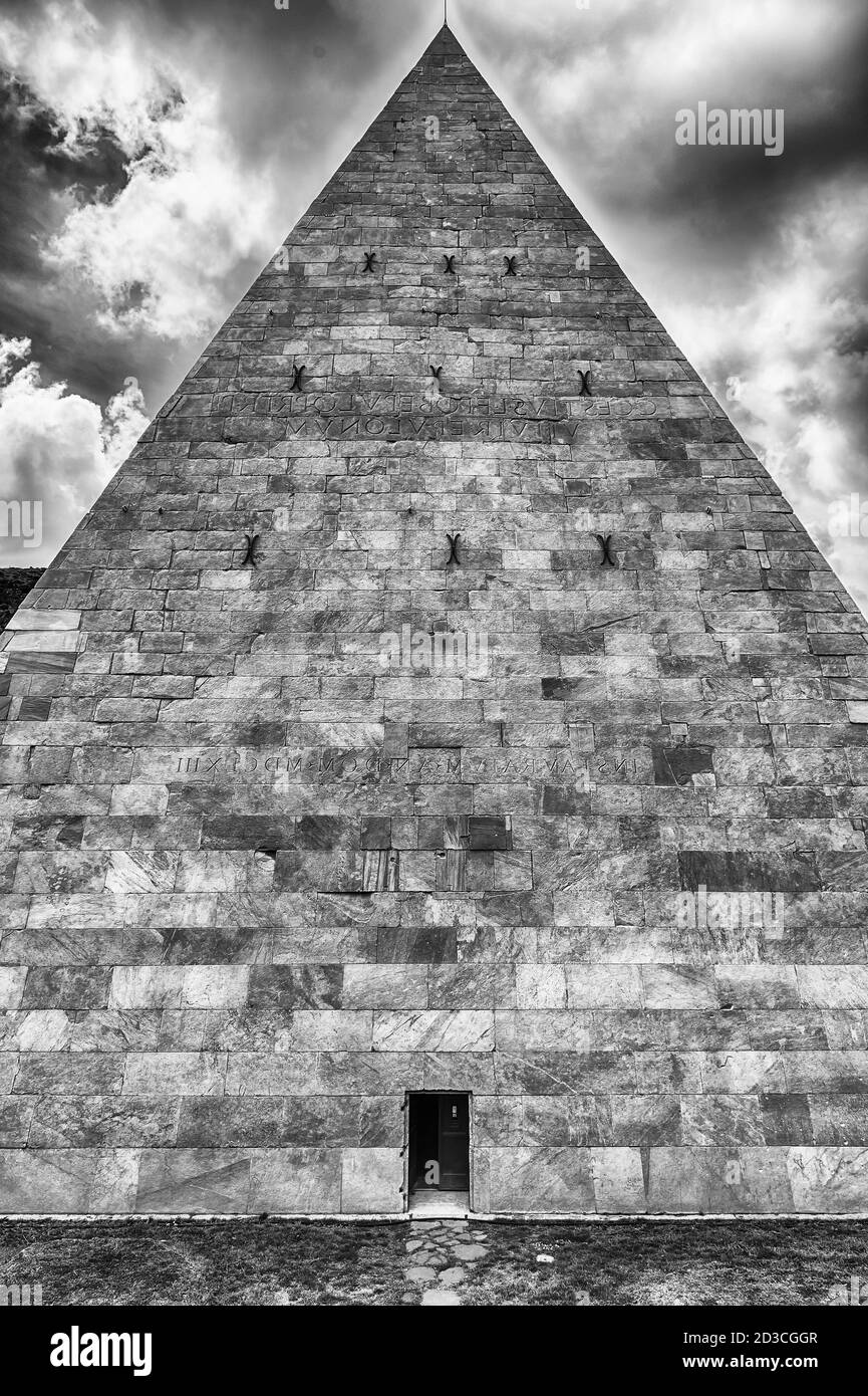 Piramide rome italy Black and White Stock Photos & Images - Alamy