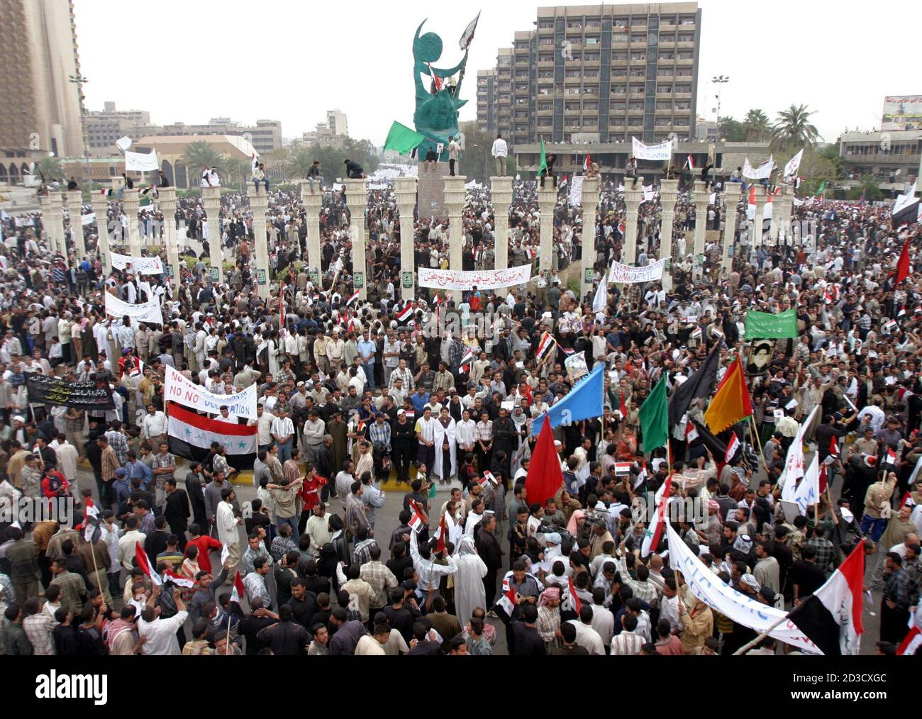 Saddam statue firdos hi-res stock photography and images - Alamy